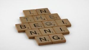 In the beginning y at the beginning: ¿cuáles son sus diferencias?